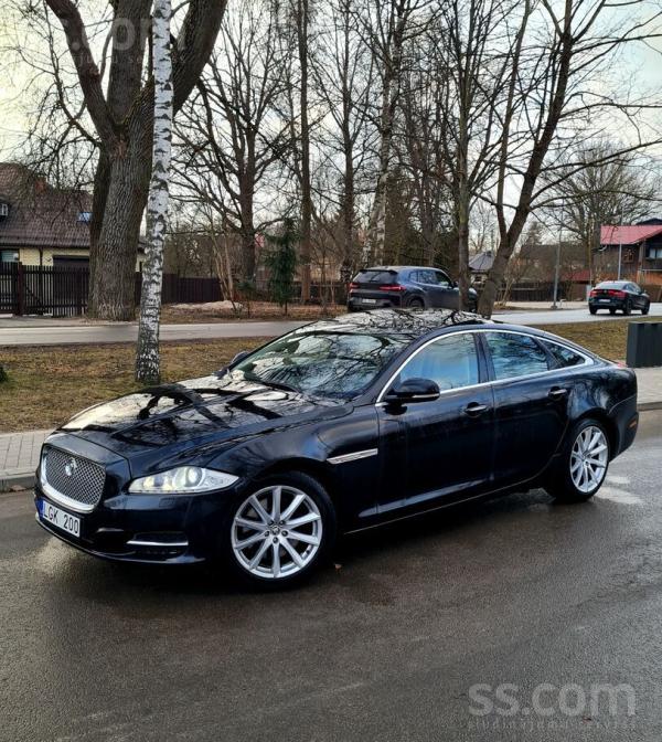 Jaguar XJ 2011 in Riga on AUTOMOTO.COM.LV Black Jaguar XJ 2011 in Riga, with an engine capacity of 3.00 L and mileage of 262 thousand km for 8300 €, photo 8 on AUTOMOTO.COM.LV