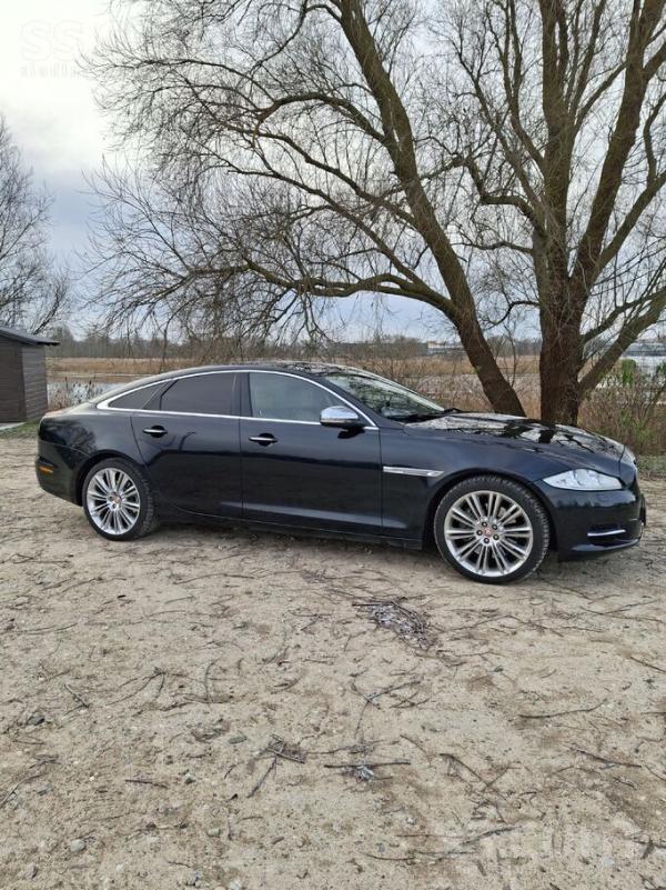 Black Jaguar XJ 2012 in Liepaja, with an engine capacity of 3.00 L and mileage of 226 thousand km for 13800 €, photo 3 on AUTOMOTO.COM.LV