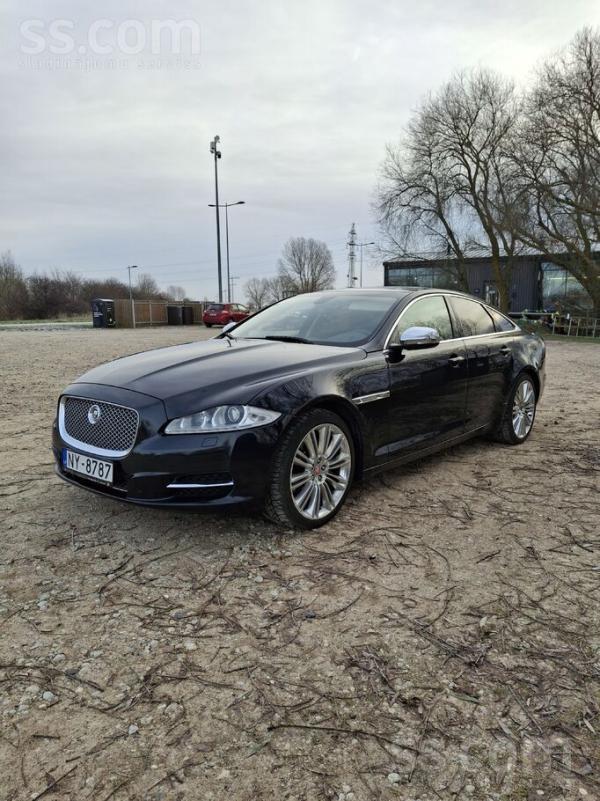 Black Jaguar XJ 2012 in Liepaja, with an engine capacity of 3.00 L and mileage of 226 thousand km for 13800 €, photo 6 on AUTOMOTO.COM.LV