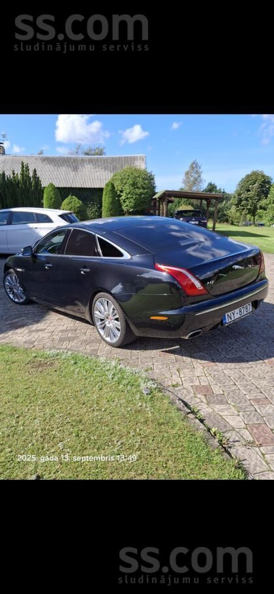 Black Jaguar XJ 2012 in Liepaja, with an engine capacity of 3.00 L and mileage of 226 thousand km for 13900 €, photo 5 on AUTOMOTO.COM.LV