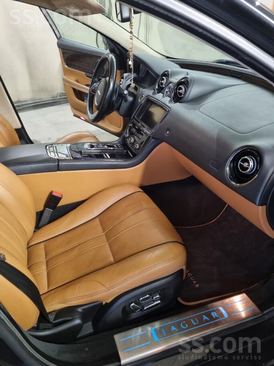 Black Jaguar XJ 2012 in Liepaja, with an engine capacity of 3.00 L and mileage of 226 thousand km for 13900 €, photo 14 on AUTOMOTO.COM.LV