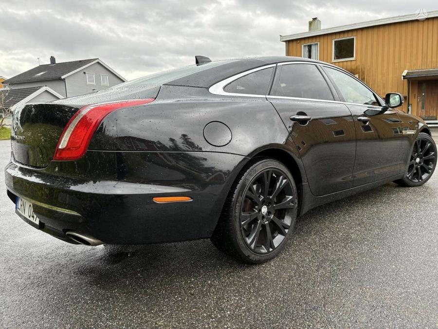 Melns Jaguar XJ 2016 Viļņa, ar dzinēja tilpumu 2.99 L un nobraukumu 139 tūkst. km par 16500 €, foto 5 vietnē AUTOMOTO.COM.LV