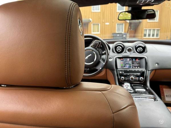 Black Jaguar XJ 2016 in Vilnius, with an engine capacity of 2.99 L and mileage of 139 thousand km for 16500 €, photo 6 on AUTOMOTO.COM.LV