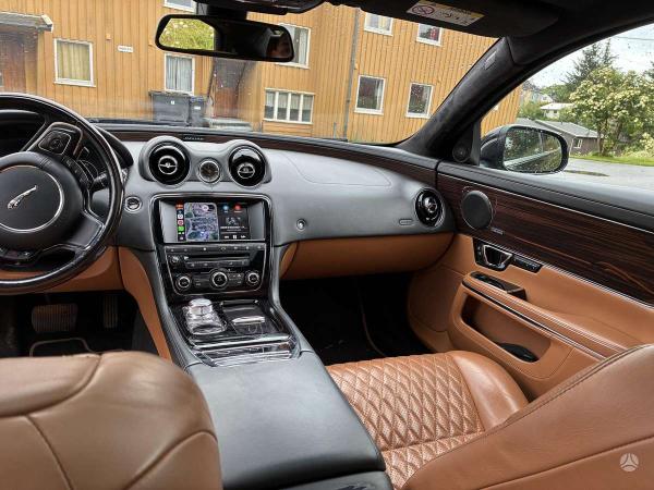Black Jaguar XJ 2016 in Vilnius, with an engine capacity of 2.99 L and mileage of 139 thousand km for 16500 €, photo 7 on AUTOMOTO.COM.LV