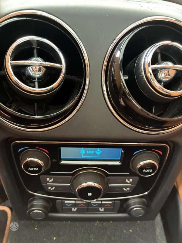Black Jaguar XJ 2016 in Vilnius, with an engine capacity of 2.99 L and mileage of 139 thousand km for 16500 €, photo 8 on AUTOMOTO.COM.LV