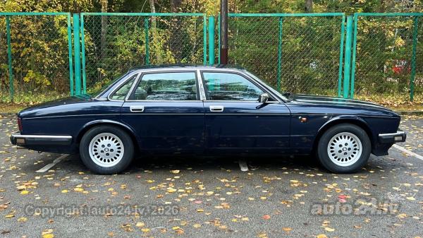Jaguar XJ 1991 in Tallinn on AUTOMOTO.COM.LV Blue Jaguar XJ 1991 in Tallinn, with an engine capacity of 3.20 L and mileage of 143 thousand km for 7990 €, photo 6 on AUTOMOTO.COM.LV