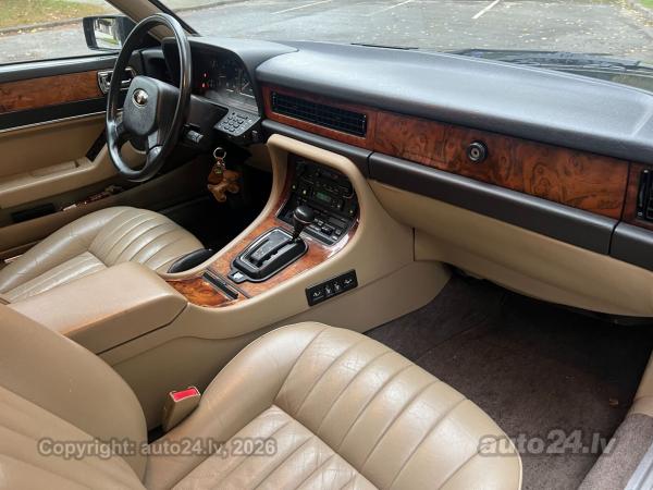Jaguar XJ 1991 in Tallinn on AUTOMOTO.COM.LV Blue Jaguar XJ 1991 in Tallinn, with an engine capacity of 3.20 L and mileage of 143 thousand km for 7990 €, photo 10 on AUTOMOTO.COM.LV