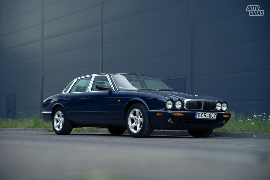 Blue Jaguar XJ 2001 in Vilnius, with an engine capacity of 3.20 L and mileage of 185 thousand km for 6200 €, photo 3 on AUTOMOTO.COM.LV