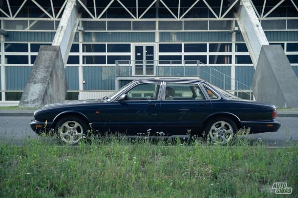 Blue Jaguar XJ 2001 in Vilnius, with an engine capacity of 3.20 L and mileage of 185 thousand km for 6200 €, photo 6 on AUTOMOTO.COM.LV
