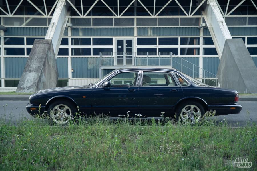 Blue Jaguar XJ 2001 in Vilnius, with an engine capacity of 3.20 L and mileage of 185 thousand km for 6200 €, photo 7 on AUTOMOTO.COM.LV