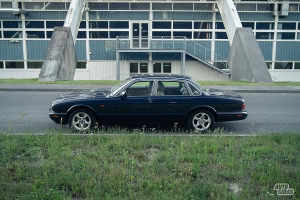 Blue Jaguar XJ 2001 in Vilnius, with an engine capacity of 3.20 L and mileage of 185 thousand km for 6200 €, photo 7 on AUTOMOTO.COM.LV