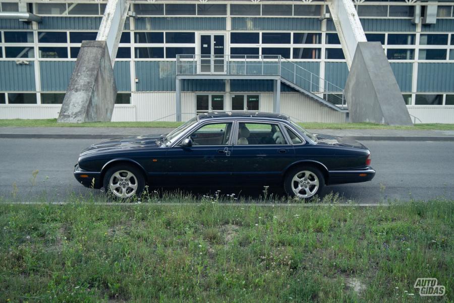 Blue Jaguar XJ 2001 in Vilnius, with an engine capacity of 3.20 L and mileage of 185 thousand km for 6200 €, photo 8 on AUTOMOTO.COM.LV