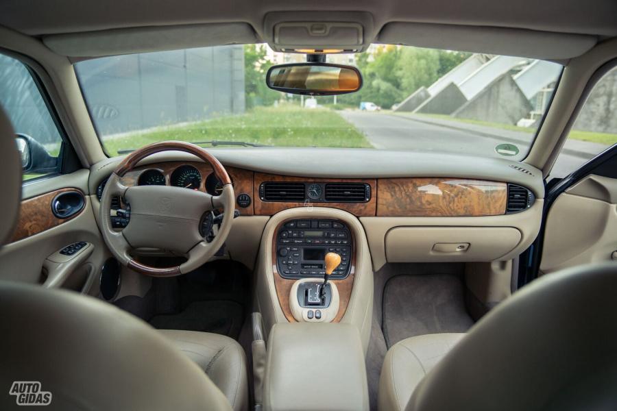 Blue Jaguar XJ 2001 in Vilnius, with an engine capacity of 3.20 L and mileage of 185 thousand km for 6200 €, photo 12 on AUTOMOTO.COM.LV
