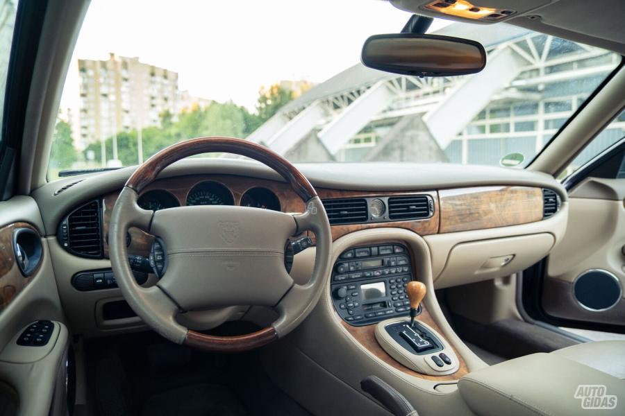 Blue Jaguar XJ 2001 in Vilnius, with an engine capacity of 3.20 L and mileage of 185 thousand km for 6200 €, photo 13 on AUTOMOTO.COM.LV