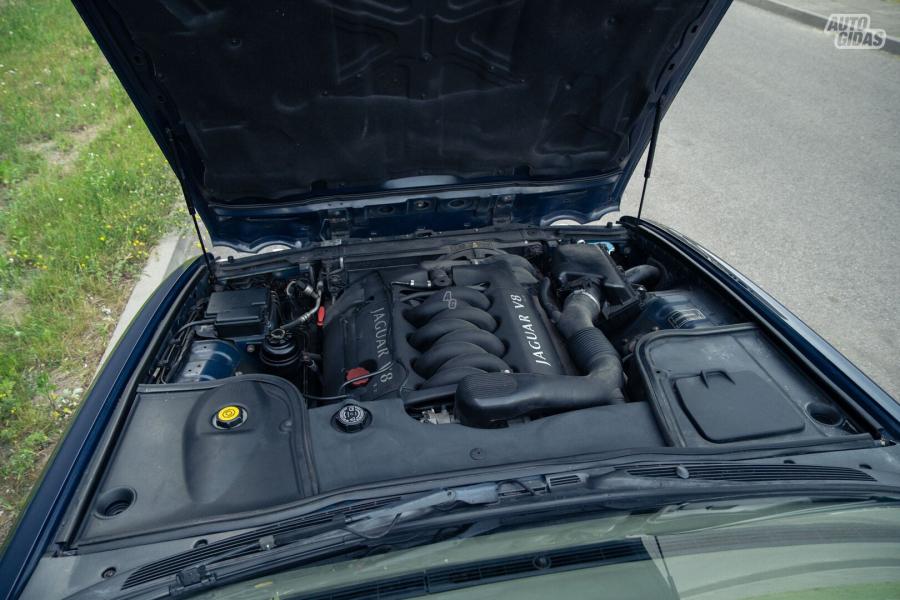 Blue Jaguar XJ 2001 in Vilnius, with an engine capacity of 3.20 L and mileage of 185 thousand km for 6200 €, photo 19 on AUTOMOTO.COM.LV