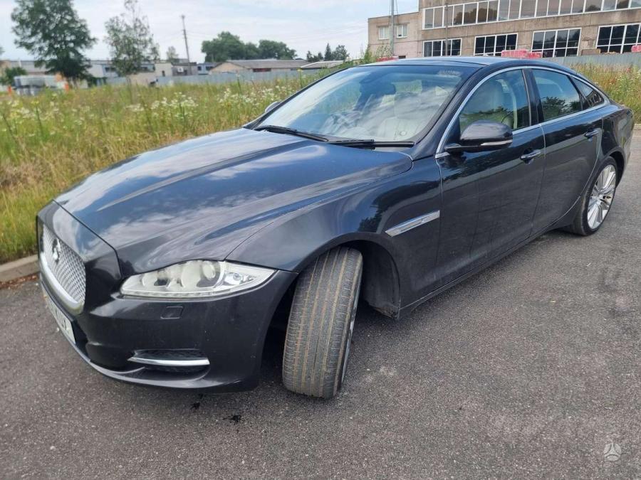 Blue Jaguar XJ 2011 in Jonava, with an engine capacity of 2.99 L and mileage of 144 thousand km for 4599 €, photo 5 on AUTOMOTO.COM.LV