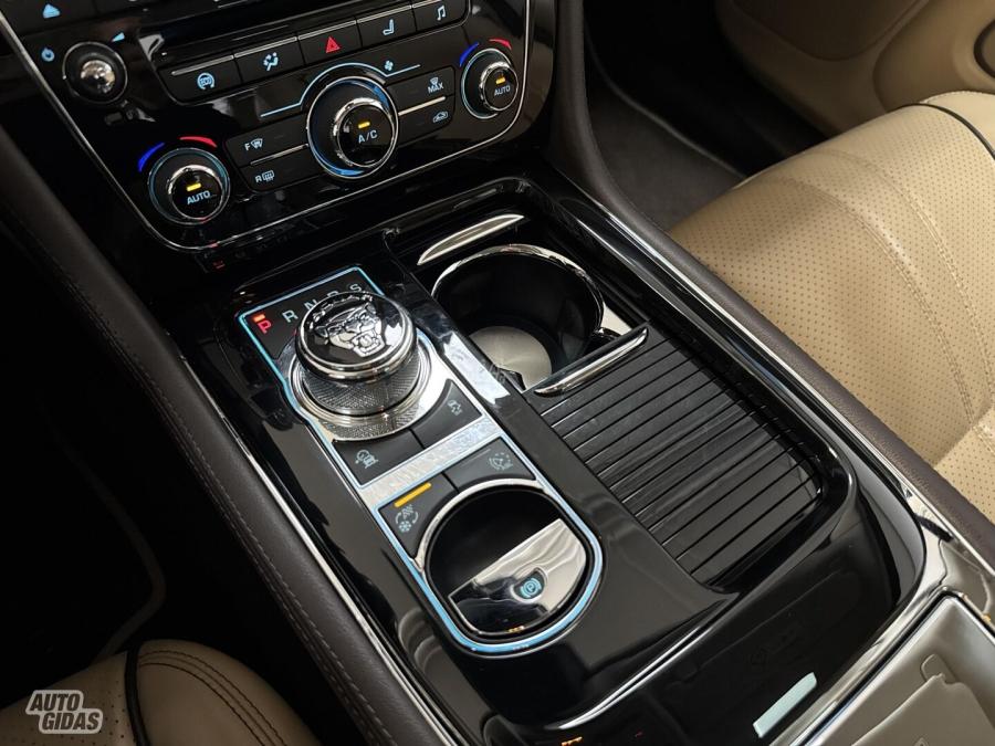 Zils Jaguar XJ 2017 Viļņa, ar dzinēja tilpumu 3.00 L un nobraukumu 79 tūkst. km par 19000 €, foto 15 vietnē AUTOMOTO.COM.LV