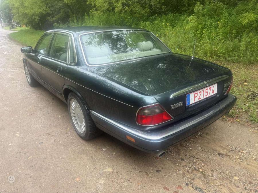 Zaļš Jaguar XJ 1997 Viļņa, ar dzinēja tilpumu 4.00 L un nobraukumu 182 tūkst. km par 9996 €, foto 3 vietnē AUTOMOTO.COM.LV