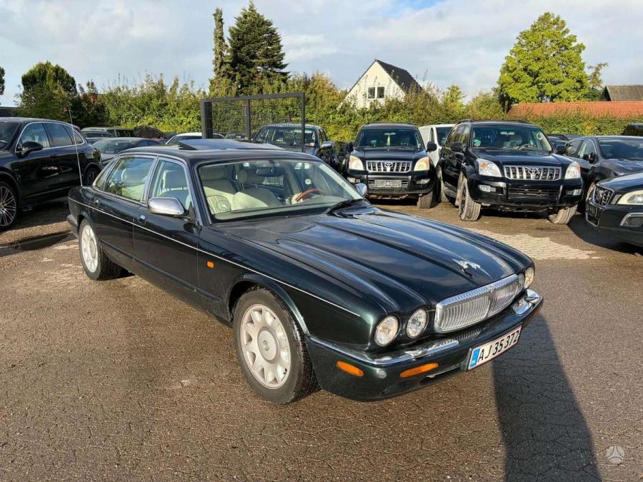 Green Jaguar XJ 1997 in Vilnius, with an engine capacity of 4.00 L and mileage of 308 thousand km for 5999 €, photo 1 on AUTOMOTO.COM.LV