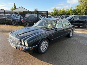 Green Jaguar XJ 1997 in Vilnius, with an engine capacity of 4.00 L and mileage of 308 thousand km for 5999 €, photo 3 on AUTOMOTO.COM.LV