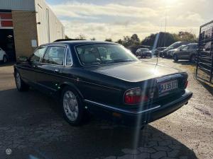 Green Jaguar XJ 1997 in Vilnius, with an engine capacity of 4.00 L and mileage of 308 thousand km for 5999 €, photo 5 on AUTOMOTO.COM.LV