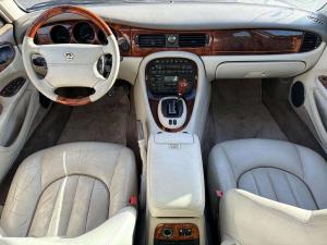 Green Jaguar XJ 1997 in Vilnius, with an engine capacity of 4.00 L and mileage of 308 thousand km for 5999 €, photo 6 on AUTOMOTO.COM.LV