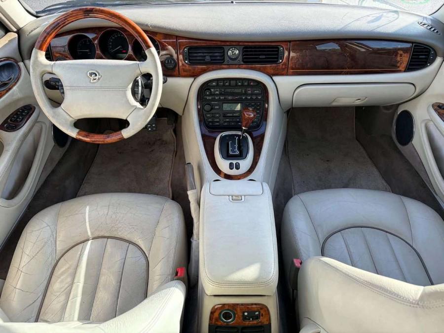Green Jaguar XJ 1997 in Vilnius, with an engine capacity of 4.00 L and mileage of 308 thousand km for 5999 €, photo 6 on AUTOMOTO.COM.LV