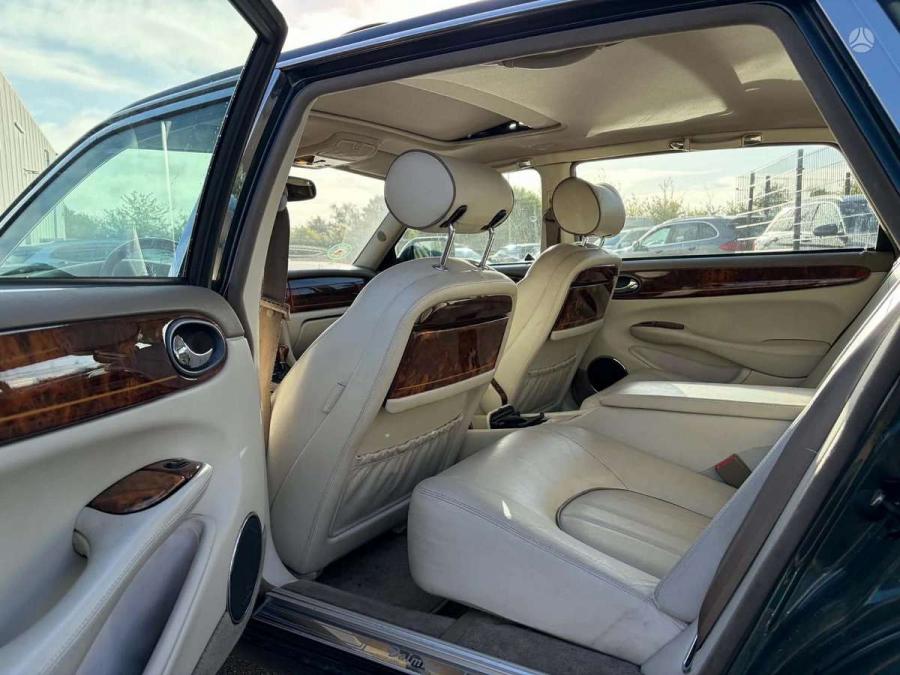 Green Jaguar XJ 1997 in Vilnius, with an engine capacity of 4.00 L and mileage of 308 thousand km for 5999 €, photo 11 on AUTOMOTO.COM.LV