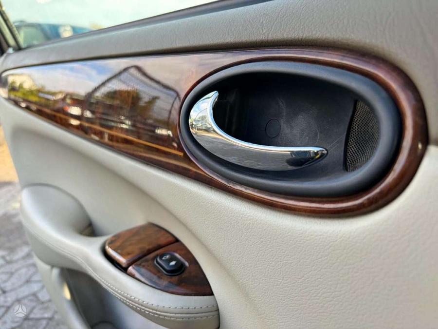 Green Jaguar XJ 1997 in Vilnius, with an engine capacity of 4.00 L and mileage of 308 thousand km for 5999 €, photo 13 on AUTOMOTO.COM.LV
