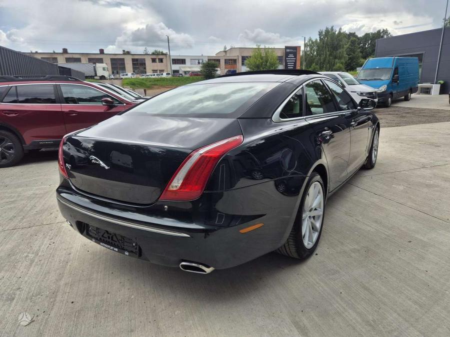 Zaļš Jaguar XJ 2010 Utena, ar dzinēja tilpumu 2.99 L un nobraukumu 194 tūkst. km par 7990 €, foto 28 vietnē AUTOMOTO.COM.LV