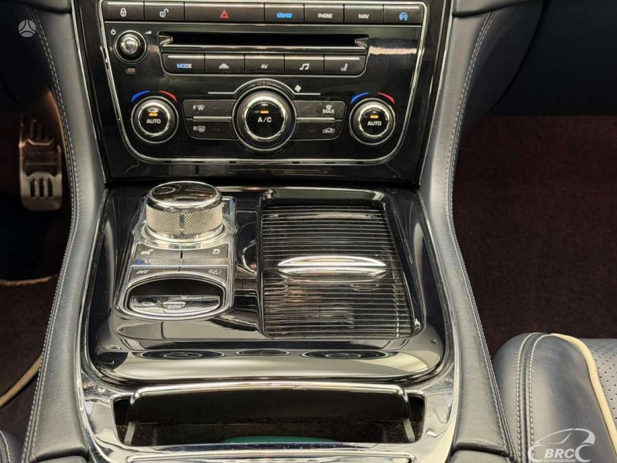 Green Jaguar XJ 2014 in Vilnius, with an engine capacity of 3.00 L and mileage of 153 thousand km for 11900 €, photo 23 on AUTOMOTO.COM.LV