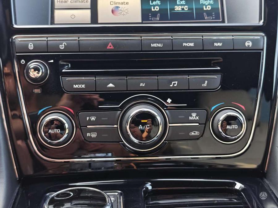 Zaļš Jaguar XJ 2015 Viļņa, ar dzinēja tilpumu 3.00 L un nobraukumu 111 tūkst. km par 15500 €, foto 23 vietnē AUTOMOTO.COM.LV