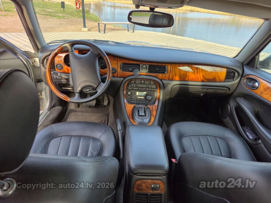 Pelēks Jaguar XJ 1998 Tallina, ar dzinēja tilpumu 3.20 L un nobraukumu 64 tūkst. km par 7500 €, foto 4 vietnē AUTOMOTO.COM.LV