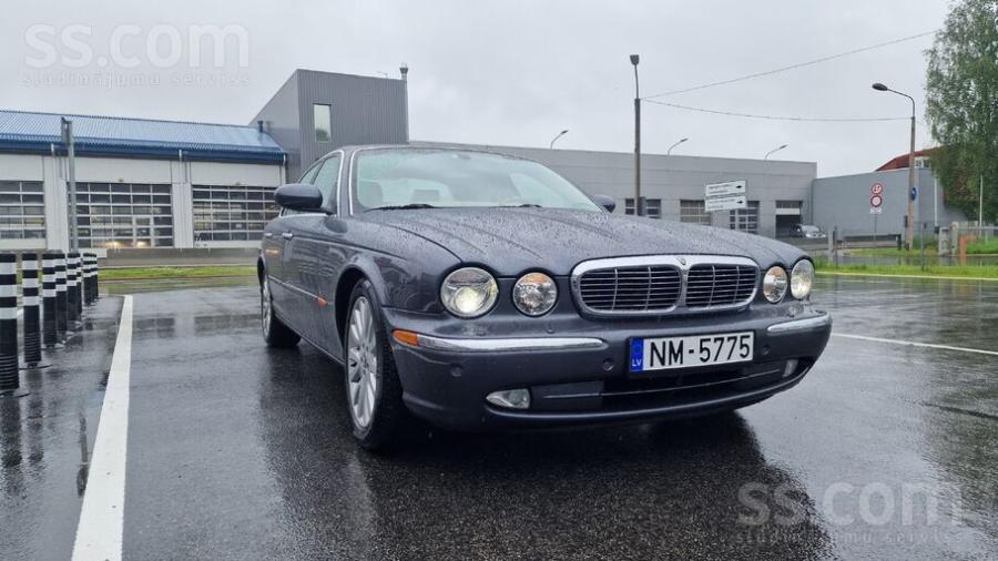 Pelēks Jaguar XJ 2003 Rīga, ar dzinēja tilpumu 3.50 L un nobraukumu 72 tūkst. km par 15000 €, foto 1 vietnē AUTOMOTO.COM.LV