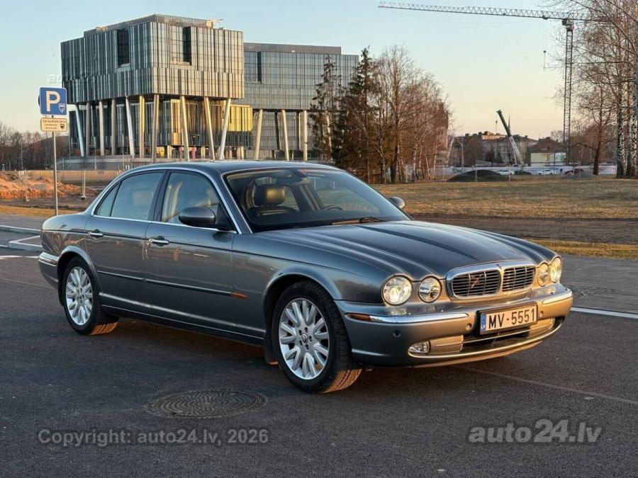 Pelēks Jaguar XJ 2003 Rīga, ar dzinēja tilpumu 4.20 L un nobraukumu 308 tūkst. km par 10000 €, foto 1 vietnē AUTOMOTO.COM.LV