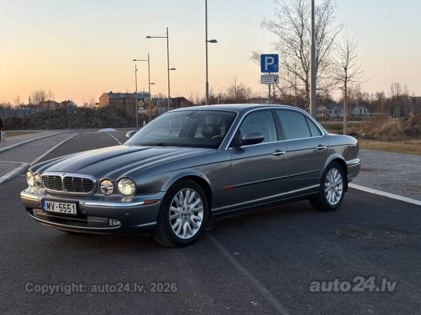 Pelēks Jaguar XJ 2003 Rīga, ar dzinēja tilpumu 4.20 L un nobraukumu 308 tūkst. km par 10000 €, foto 3 vietnē AUTOMOTO.COM.LV