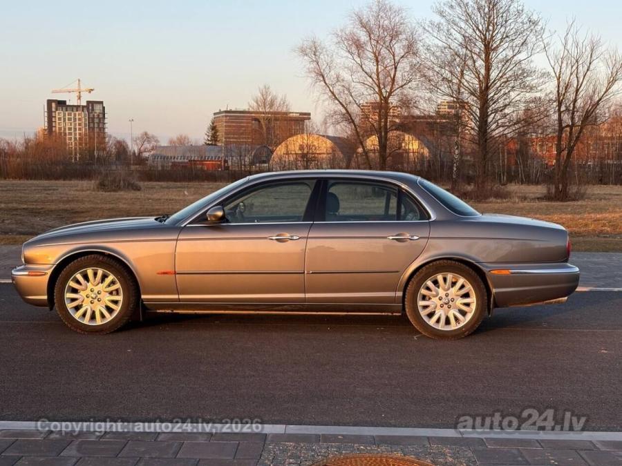 Pelēks Jaguar XJ 2003 Rīga, ar dzinēja tilpumu 4.20 L un nobraukumu 308 tūkst. km par 10000 €, foto 4 vietnē AUTOMOTO.COM.LV