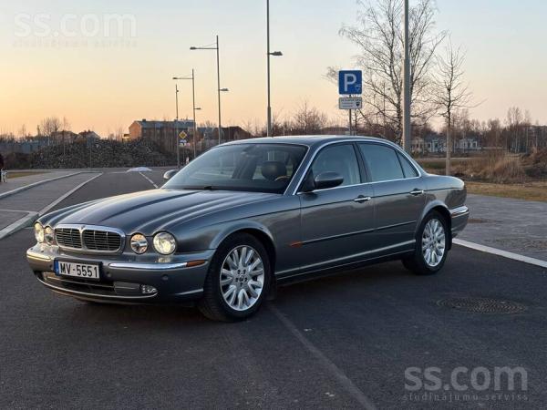 Pelēks Jaguar XJ 2003 Rīga, ar dzinēja tilpumu 4.20 L un nobraukumu 309 tūkst. km par 10000 €, foto 1 vietnē AUTOMOTO.COM.LV