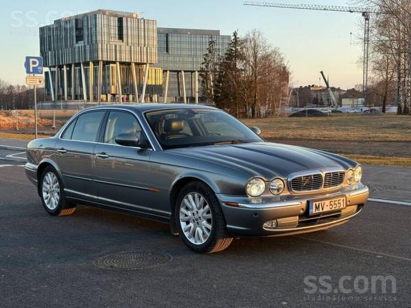 Pelēks Jaguar XJ 2003 Rīga, ar dzinēja tilpumu 4.20 L un nobraukumu 309 tūkst. km par 10000 €, foto 3 vietnē AUTOMOTO.COM.LV