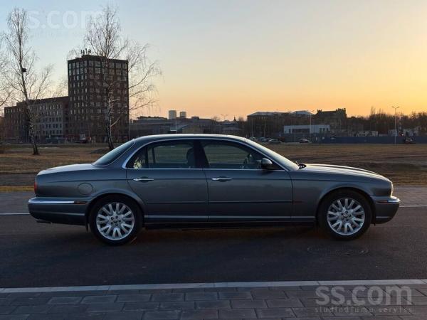 Pelēks Jaguar XJ 2003 Rīga, ar dzinēja tilpumu 4.20 L un nobraukumu 309 tūkst. km par 10000 €, foto 4 vietnē AUTOMOTO.COM.LV