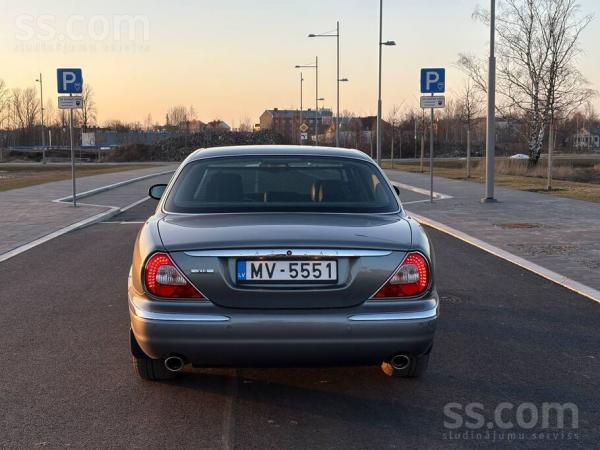 Pelēks Jaguar XJ 2003 Rīga, ar dzinēja tilpumu 4.20 L un nobraukumu 309 tūkst. km par 10000 €, foto 6 vietnē AUTOMOTO.COM.LV
