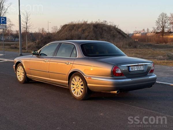 Pelēks Jaguar XJ 2003 Rīga, ar dzinēja tilpumu 4.20 L un nobraukumu 309 tūkst. km par 10000 €, foto 7 vietnē AUTOMOTO.COM.LV