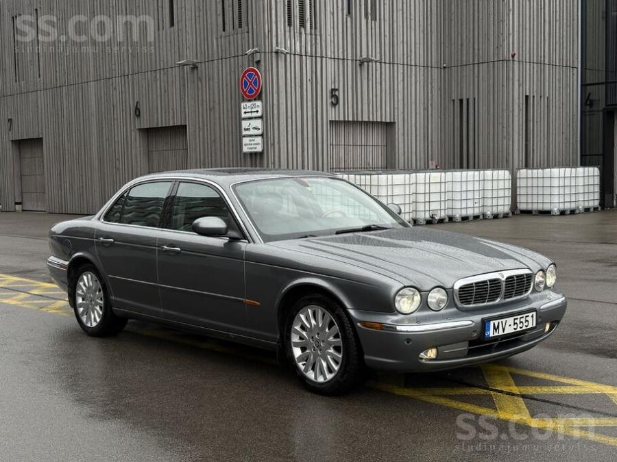 Pelēks Jaguar XJ 2003 Rīga, ar dzinēja tilpumu 4.20 L un nobraukumu 310 tūkst. km par 9800 €, foto 1 vietnē AUTOMOTO.COM.LV