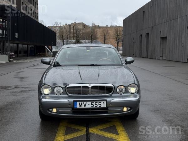 Pelēks Jaguar XJ 2003 Rīga, ar dzinēja tilpumu 4.20 L un nobraukumu 310 tūkst. km par 9800 €, foto 2 vietnē AUTOMOTO.COM.LV