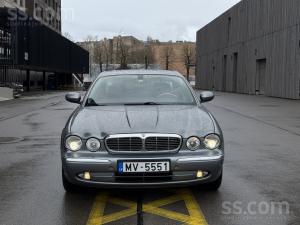 Pelēks Jaguar XJ 2003 Rīga, ar dzinēja tilpumu 4.20 L un nobraukumu 310 tūkst. km par 9800 €, foto 3 vietnē AUTOMOTO.COM.LV