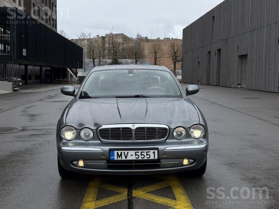 Pelēks Jaguar XJ 2003 Rīga, ar dzinēja tilpumu 4.20 L un nobraukumu 310 tūkst. km par 9800 €, foto 3 vietnē AUTOMOTO.COM.LV