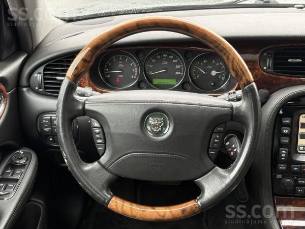 Pelēks Jaguar XJ 2003 Rīga, ar dzinēja tilpumu 4.20 L un nobraukumu 310 tūkst. km par 9800 €, foto 9 vietnē AUTOMOTO.COM.LV