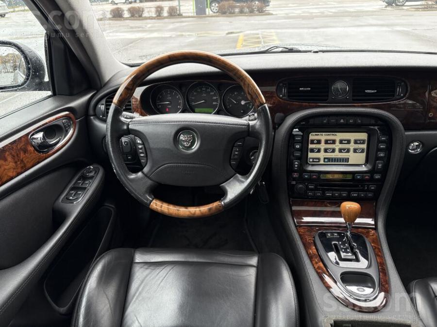 Pelēks Jaguar XJ 2003 Rīga, ar dzinēja tilpumu 4.20 L un nobraukumu 310 tūkst. km par 9800 €, foto 11 vietnē AUTOMOTO.COM.LV