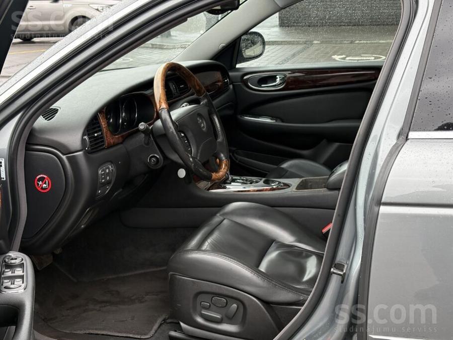 Pelēks Jaguar XJ 2003 Rīga, ar dzinēja tilpumu 4.20 L un nobraukumu 310 tūkst. km par 9800 €, foto 12 vietnē AUTOMOTO.COM.LV