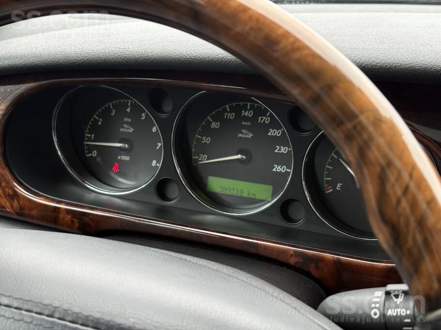 Pelēks Jaguar XJ 2003 Rīga, ar dzinēja tilpumu 4.20 L un nobraukumu 310 tūkst. km par 9800 €, foto 17 vietnē AUTOMOTO.COM.LV